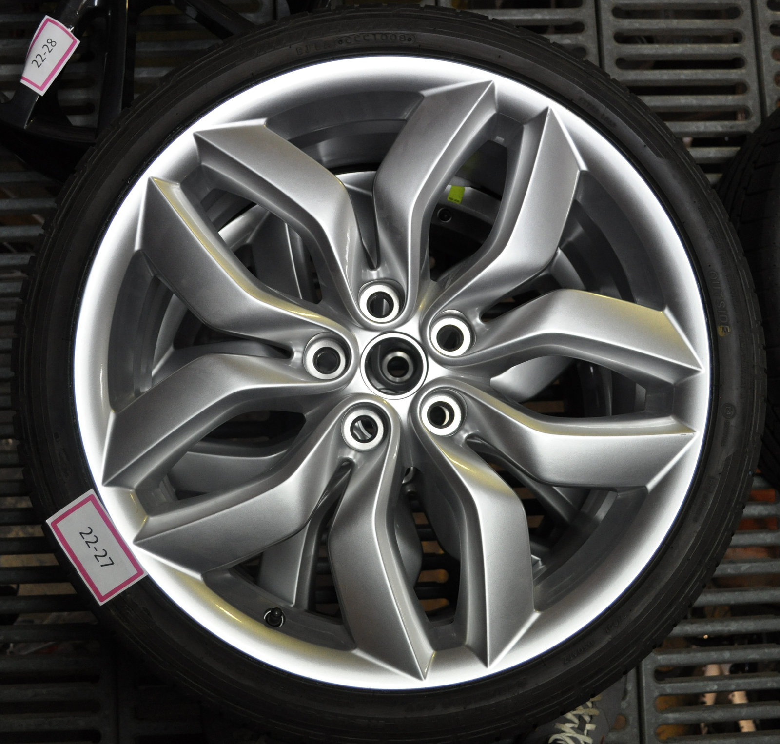 VE HSVI Inflection Wheel & Tyre 20 X 8 Bridgestone 245/35/20